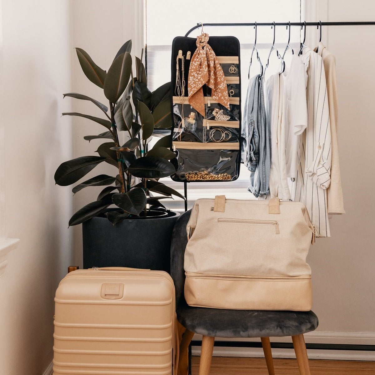 15 Stylish Travel Essentials for Women | BÈIS