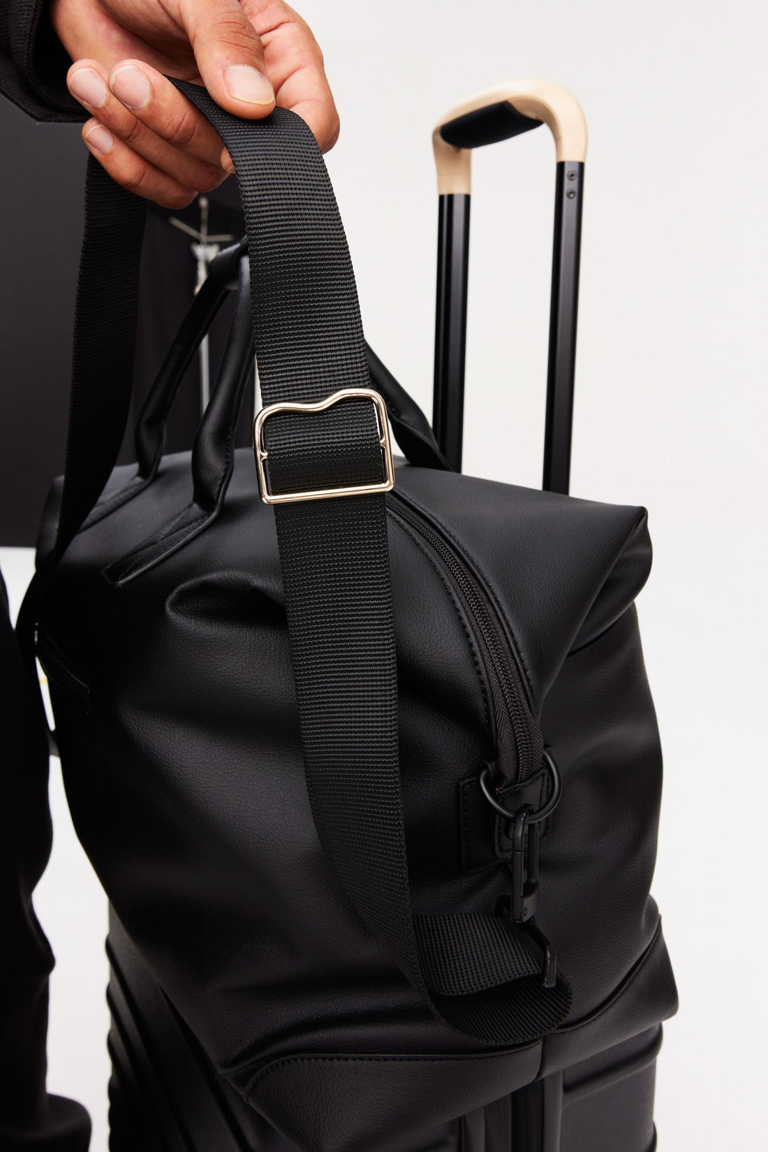 BÉIS 'The Premium Duffle' in Black - Black Vegan Leather Duffle Bag ...