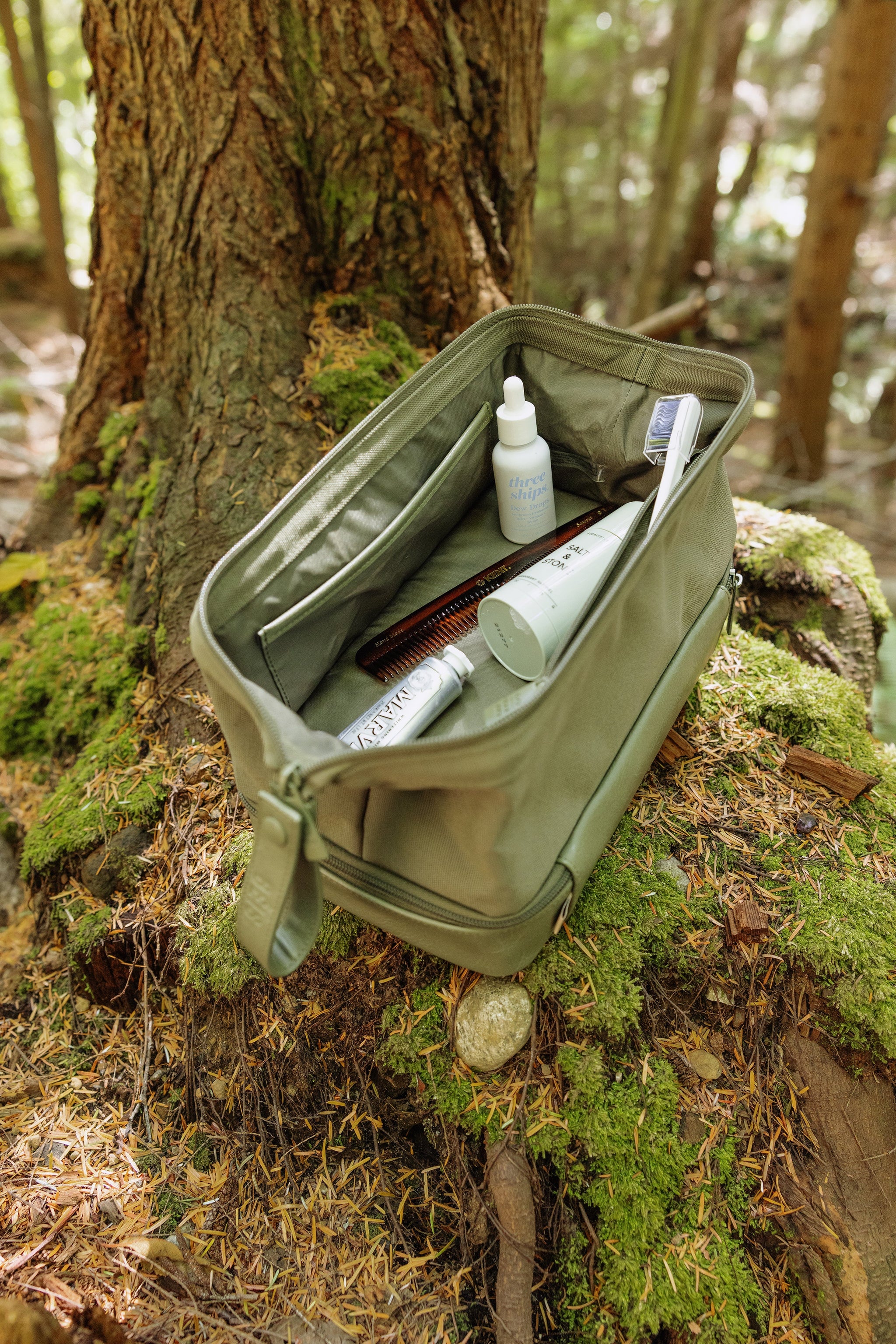 BÉIS 'The Dopp Kit' in Olive - Olive Green Dopp Kit & Toiletry Bag ...