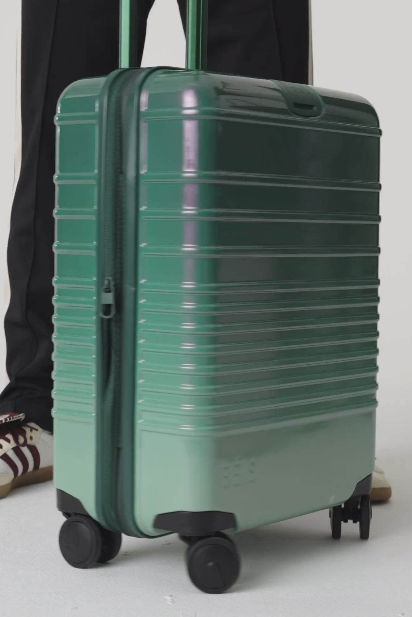 BÉIS 'The Carry-On Roller' in Wicked Green - Iridescent Ombre Green ...