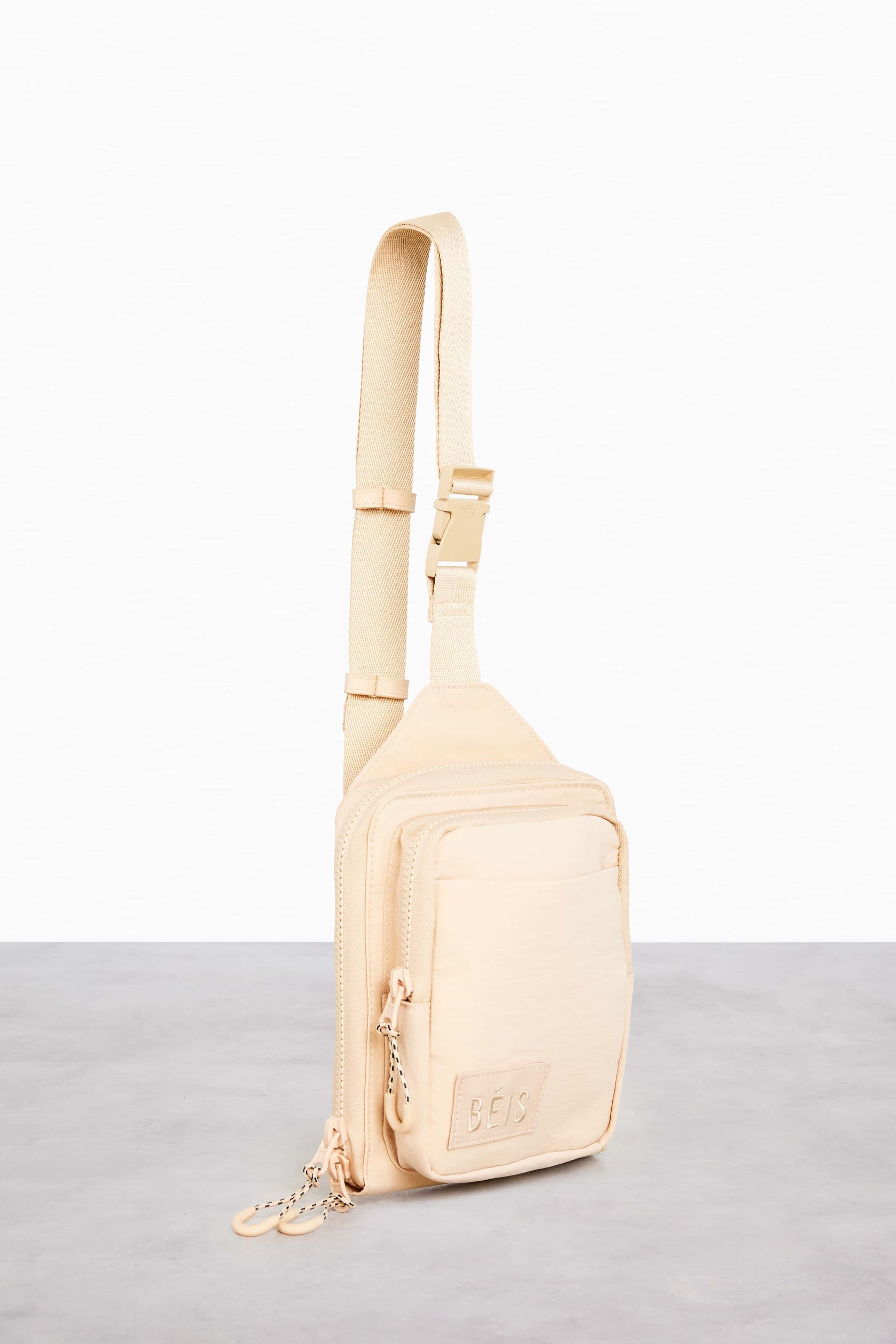 BÉIS 'The Sport Sling' in Beige - Crossbody Athletic Gym Bag
