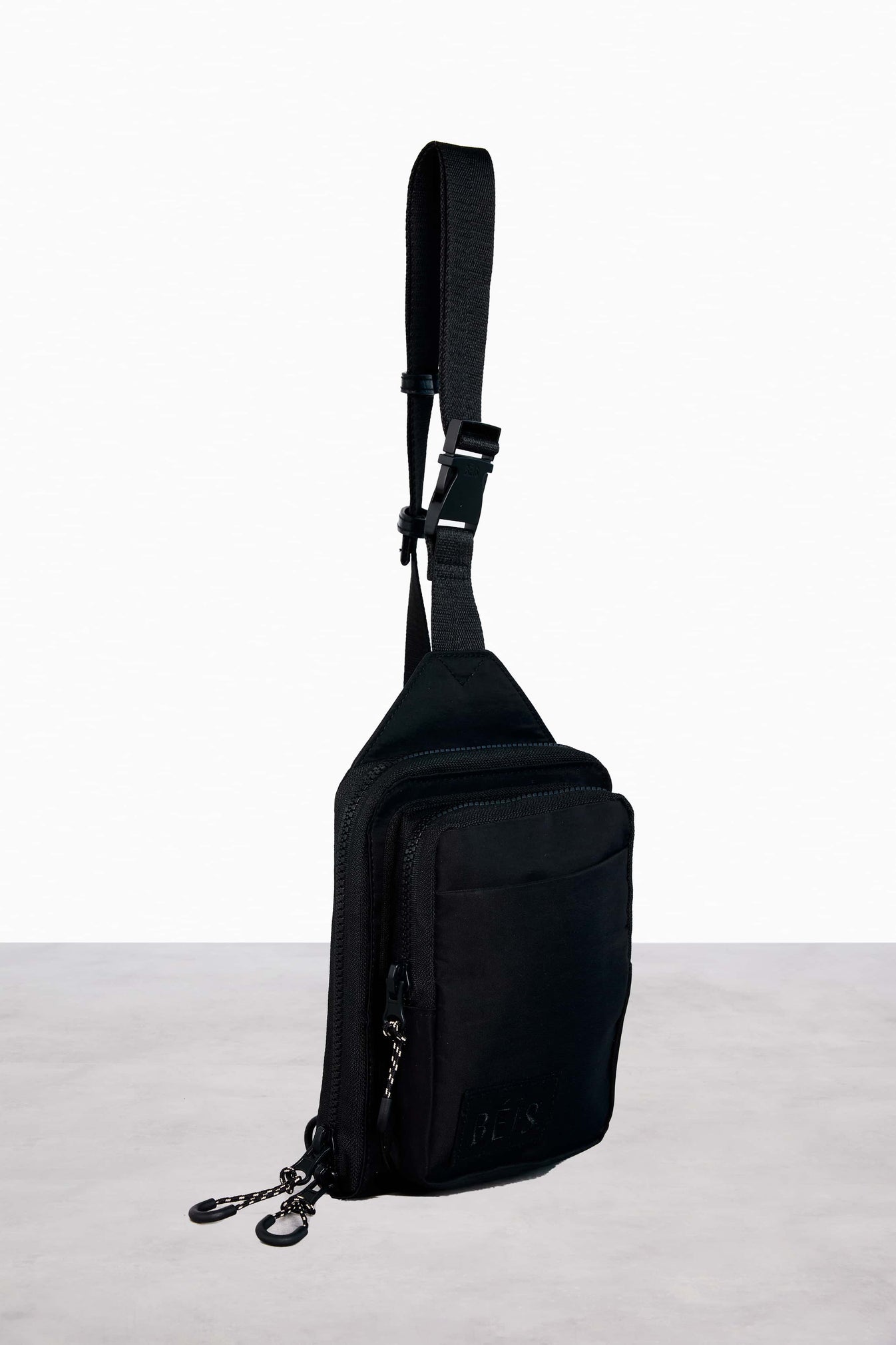 BÉIS 'The Sport Sling' in Black - Crossbody Athletic Gym Bag