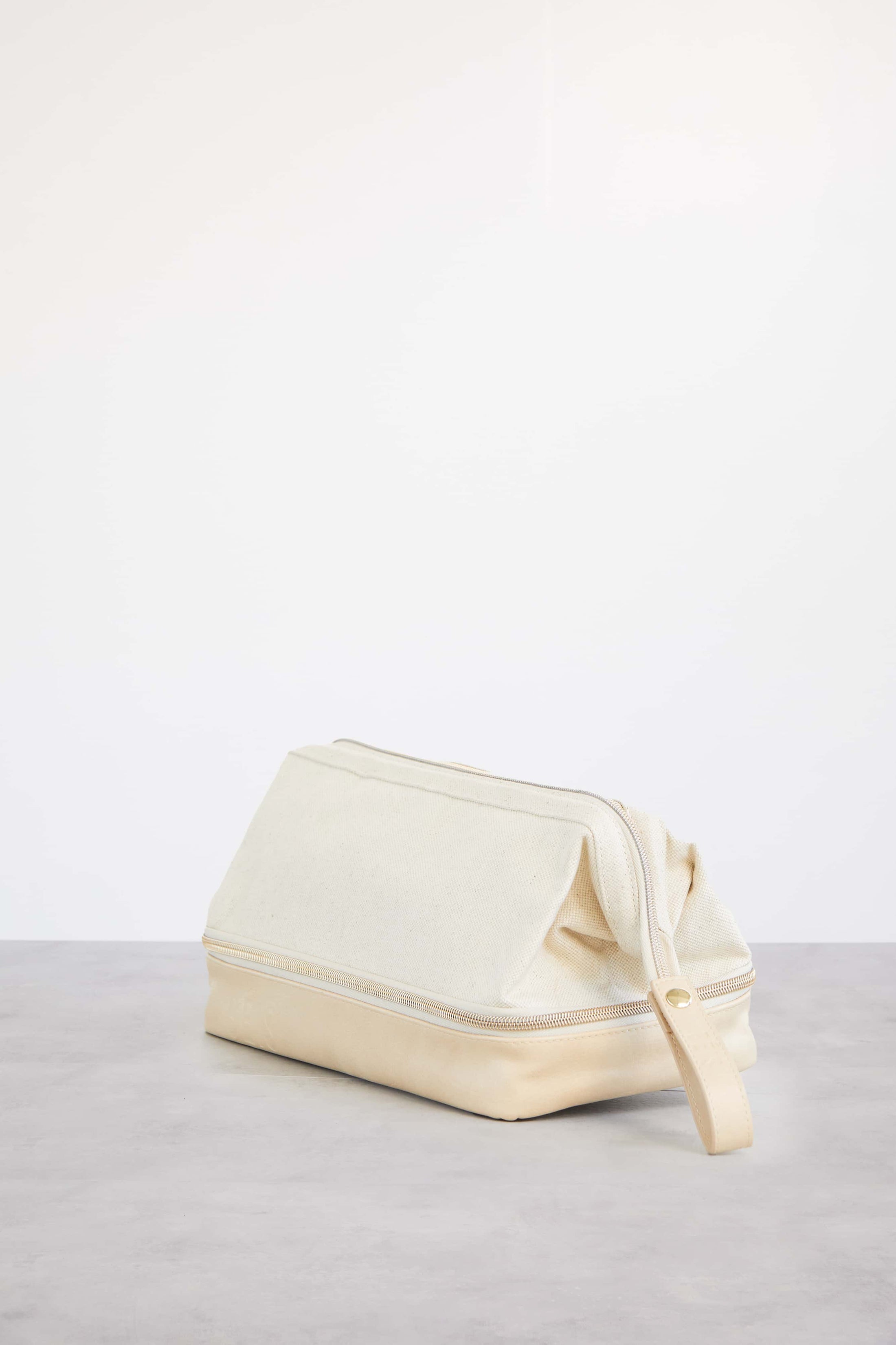 BÉIS 'The Dopp Kit' in Beige - Beige Travel Toiletry Bag & Travel Dopp Kit