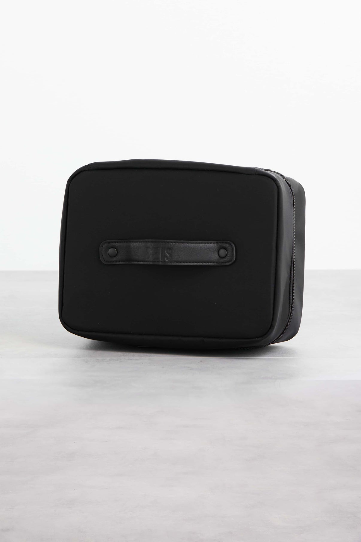 BÉIS 'The Hanging Cosmetic Case' in Black | BÉIS Travel CA